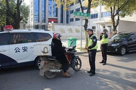 临澧交警开展摩托车、电动自行车专项整治行动登记群众重点