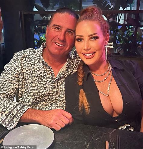 Phil Mickelson Showed Pat Perezs Wife An Offensive Picture At A