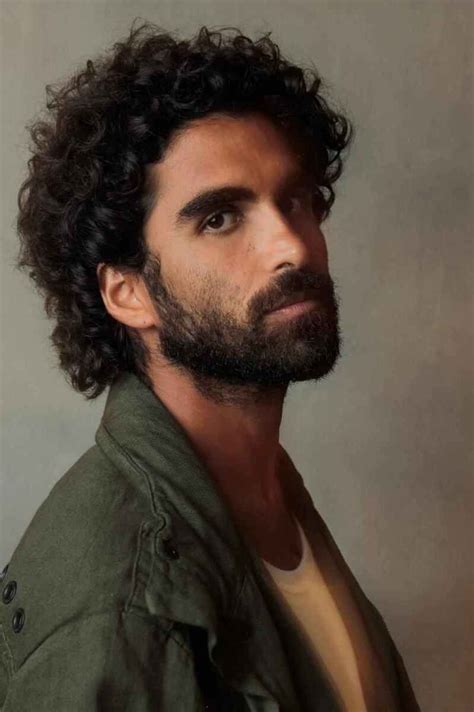 Conheça Vitor Sampaio que vive o capanga sensível de Volta por cima
