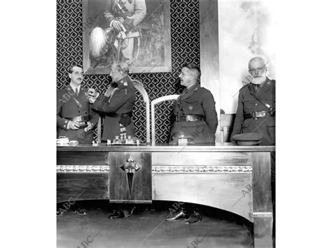 El General Milan Del Bosch 1 Imponiendo Al Teniente Coronel Nuñez
