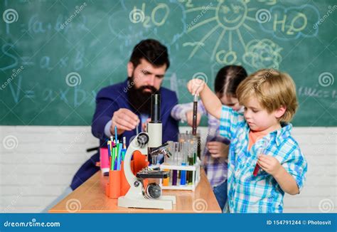 Profesor Y Alumnos Con Los Tubos De Ensayo En Sala De Clase Clases De Escuela Interesantes