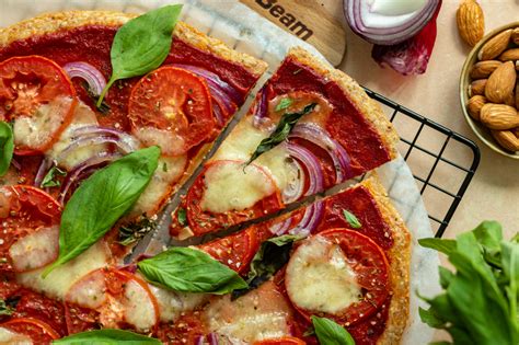 Przepis fitness Prosta Pizza bez mąki z mozzarellą migdałami i
