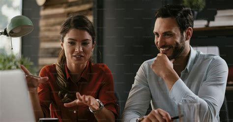 사무실에있는 동료 사업가와 사업가는 사무실에서 일에 대해 논의하고 있다 함께 일하는 두 친구 사진 Unsplash의 세르비아 이미지