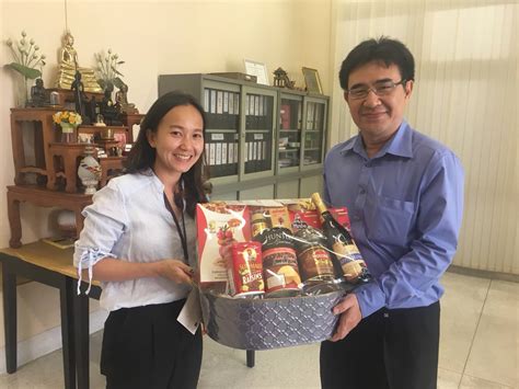 บริษัท ศุภาลัย จำกัด มหาชน เข้ามาสวัสดีปีใหม่ ศ ดร ธีรพงศ์ เสนจันทร์ฒิไชย หัวหน้าภาควิชา