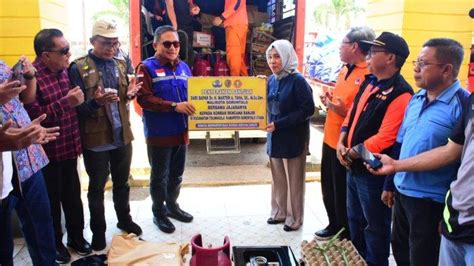 Wali Kota Gorontalo Marten Taha Serahkan Bantuan Ke Korban Bencana