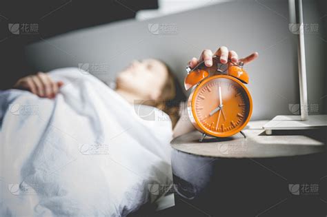 卧室 青年女人 床 长发 自然美 美 青少年 水平画幅 夜晚 美人