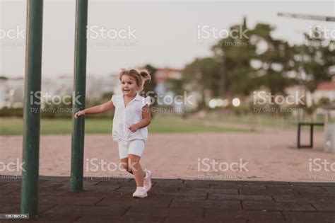 여름에 공원에서 놀고 현대 여름 옷을 입은 어린 소녀 선택적 초점 4 명에 대한 스톡 사진 및 기타 이미지 4 명 가족