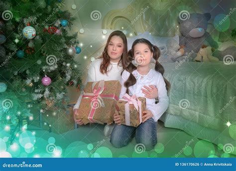 Brunette Sister Girls With Ts In Christmas In White Sweaters Stock