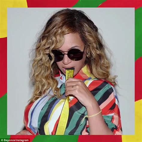Beyonce Rocks A Patterned Mini Dress As She Twerks Daily Mail Online