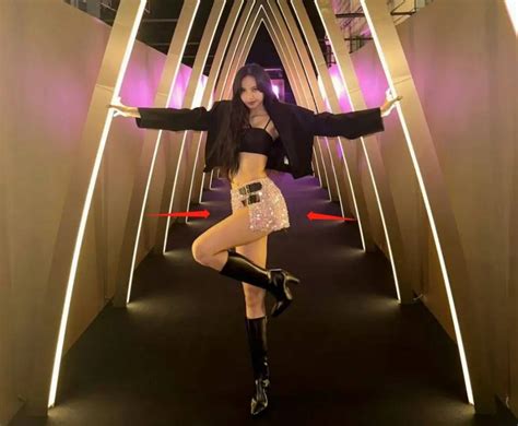 Lisa更新“疯马秀”内场照，知情人称她主导了整个秀的策划表演法国crazy