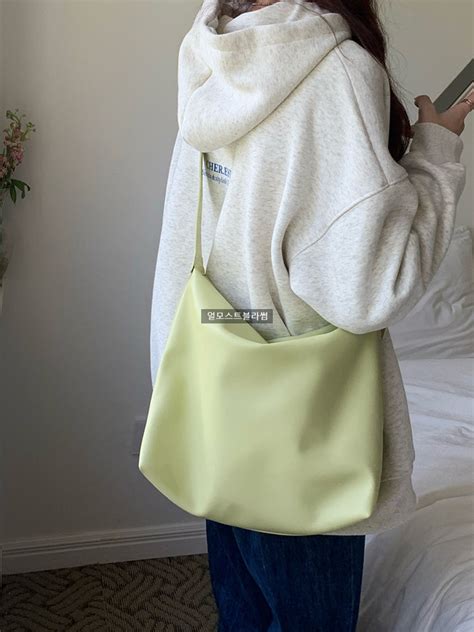 데일리 길이 조절 큰 사이즈 메신저 호보백 숄더백 크로스백 가방 블랙 옐로우 아이보리
