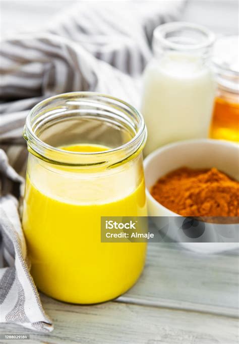 노란색 심 황 라 떼 음료 계피 심황 생강 꿀을 곁들인 황금 우유를 흰색 나무 배경 위에 둘러볼 수 있습니다 가루로 빻은에 대한 스톡 사진 및 기타 이미지 Istock