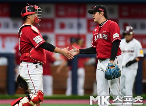 서진용 이재원 `승리의 악수` Mk포토 Mk스포츠