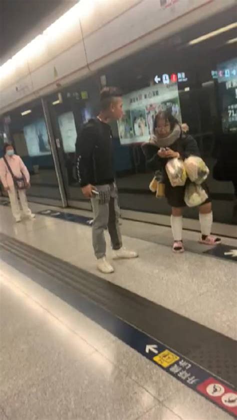 2日香港，两个人在地铁站吵架，他们压力挺大，只能靠吵架缓解新浪新闻