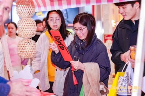 写对联送福字 文化暖冬行送出对新年的美好祝愿 澎湃号媒体 澎湃新闻 The Paper