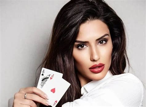 Miss Iran Melika Razavi: l'emancipazione con il poker e la moda