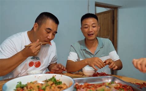 桃子姐几姐妹难得相聚，做一盘蒜香小龙虾，香气四溢，美滋滋 蜀中桃子姐 蜀中桃子姐 哔哩哔哩视频