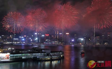 慶建國68周年 31888枚煙花彈維港上空綻放 香港文匯網