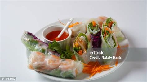 베트남 스프링 롤스 고이 쿠온 또는 넴 쿠온은 새우 허브 쌀 버미첼리 및 야채로 가득합니다 호이신과 땅콩 소스 딥과 함께 제공됩니다 고기에 대한 스톡 사진 및 기타 이미지
