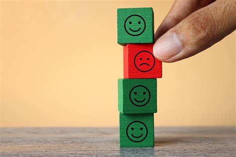 행복한 얼굴 아이콘 위에 슬픈 얼굴 아이콘을 손으로 선택합니다 등급매기기에 대한 스톡 사진 및 기타 이미지 등급매기기 피곤한 Mental Wellbeing Istock