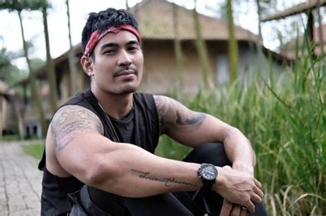 Pose Mesra Robby Purba Dengan Sophia Latjuba Dinyinyirin Netizen