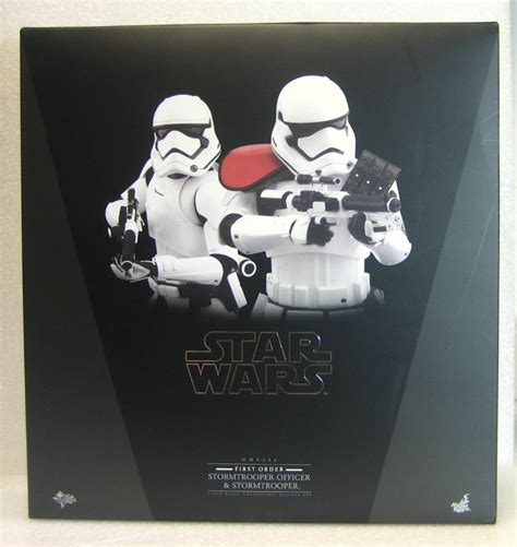 Hot Toys Star Wars First Order Stormtrooper Officer And Stormtrooper 16