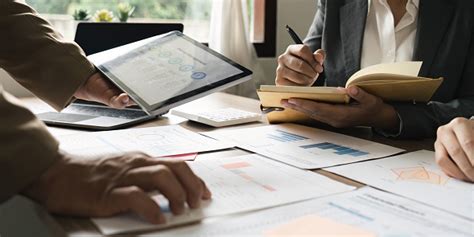 Konsep Bisnis Dan Keuangan Tim Bisnis Mendiskusikan Penilaian Dan
