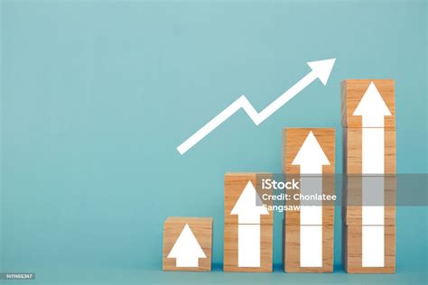 파란색 배경에 투자 인플레이션 개념에 대한 위쪽 화살표 금융 및 비즈니스 성장 금리 및 모기지 금리 이자율이있는 나무 블록 표지판과 기호 0명에 대한 스톡 사진 및 기타