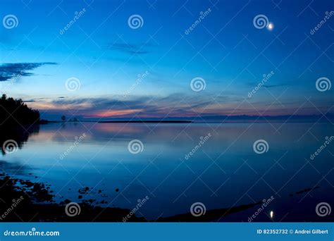 Salida De La Luna Sobre El Lago Baikal Foto De Archivo Imagen De