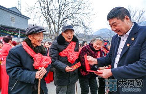 闹元宵 鲁山县张沟村为八旬老人戴红花发红包 大河网