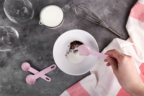 한국의 달곤 커피를 단계적으로 요리합니다 3 단계 뜨거운 물이 어두운 회색 배경에 휘핑 그릇에 추가됩니다 플랫 레이 상단 보기 갈색에 대한 스톡 사진 및 기타 이미지