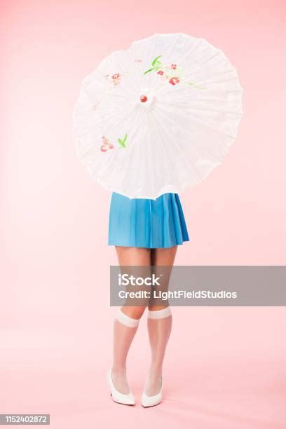 분홍색에 종이 우산을 들고 흰색 무릎 양말에 여자의 전체 길이 보기 가발에 대한 스톡 사진 및 기타 이미지 가발 만화