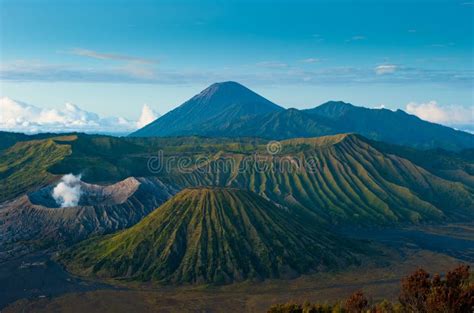 Bromo火山爆发 库存照片 图片 包括有 旅行 活动家 聚会所 本质 风景 挂接 烟雾 印度尼西亚 65706410