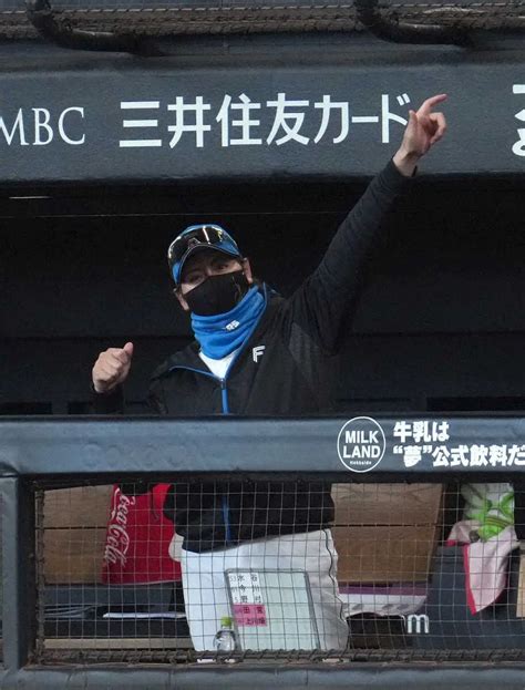 ＜日・ヤ＞8回、ソロを放ちゴリラポーズをするレイエスを出迎えるベンチの清宮幸ら（撮影・高橋 茂夫） スポニチ Sponichi Annex 野球