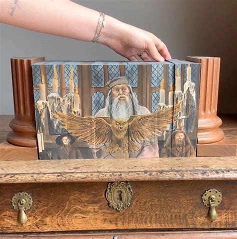 طراحی های جادویی بر روی لبه های کتاب های محبوب با صحنه های معروف انجام شده توسط یک هنرمند