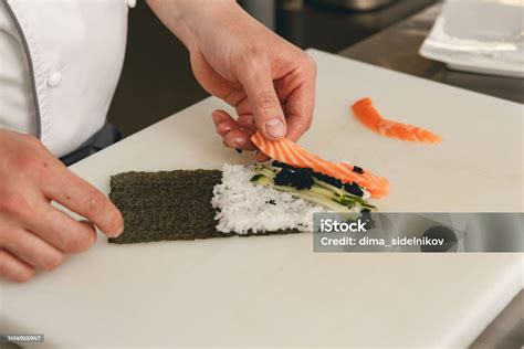 요리사는 일본 레스토랑의 주방에서 쌀 연어 및 노리로 초밥을 요리하는 손을 잡습니다 건강한 식생활에 대한 스톡 사진 및 기타 이미지 건강한 식생활 고추냉이 그릇
