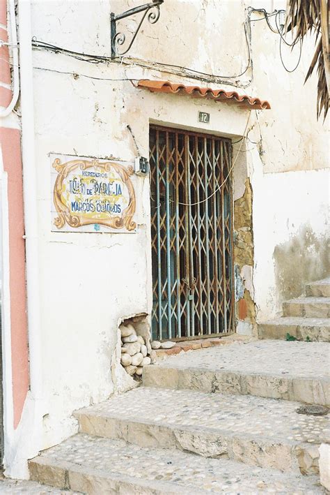 집 밖의 건물 외관 게이트 경치 고요한 그림 같은 기이 한 기이 한 마을 녹지 농촌의 담쟁이덩굴 돌 돌의