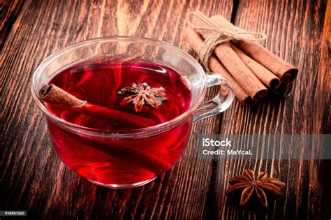 나무 테이블에 Mulled 와인 유리 컵 갈색에 대한 스톡 사진 및 기타 이미지 갈색 겨울 계절 Istock
