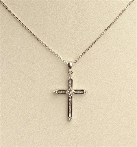 Pendentif Croix Fine En Or Blanc K Sertie De Diamants Taille Baguette Et Brillant