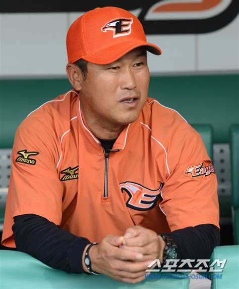 포토 장종훈 타격코치 다이너마이트 불붙여야죠
