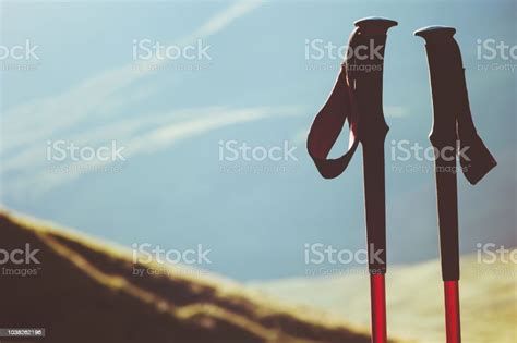 트레킹 폴란드 여행 배경에 일몰 산 장비와 스포츠 활성 휴가 개념 건강 한 라이프 스타일 개념에 대한 스톡 사진 및 기타 이미지