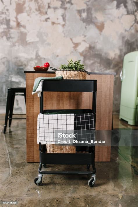 아늑한 다 락 부엌 식탁의 자 및 바퀴트롤리에 금속 스토리지 랙 부엌에 대한 스톡 사진 및 기타 이미지 부엌 쇼핑 카트 굴리기 Istock