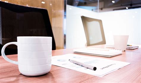 커피 컵 서류 및 노트북 회의실에 검은색 안락의자 2개가 있는 테이블 0명에 대한 스톡 사진 및 기타 이미지 0명 가죽 감독 Istock