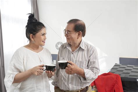 快乐的老年男女在酒店房间里喝着美味的咖高清图片下载 正版图片506069695 摄图网
