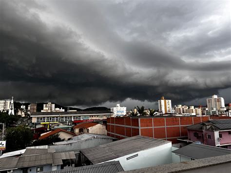 Passagem de frente fria por SC traz risco de chuva intensa e granizo veja regiões