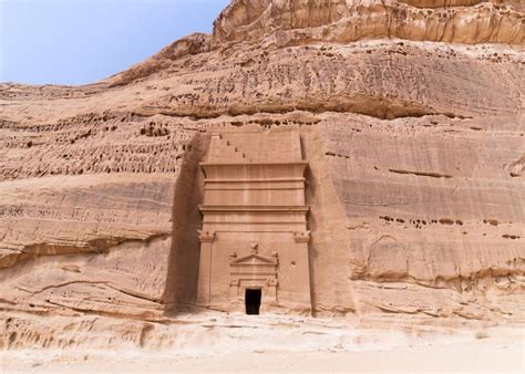Saudi Exhibition With 7000 Year Old Artifacts Sets Sail To Paris