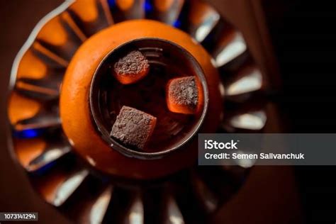 Shisha 물 담 뱃 대 붉은 뜨거운 불길으로 호흡에서 불꽃 코코넛 숯와 연기 Shisha 현대 물 담 뱃 대입니다 물 담 뱃