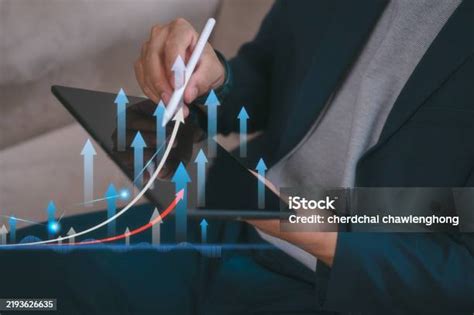 디지털 태블릿 및 가상 화살표로 작업하는 사업가 대시보드에서 금융 판매 데이터 및 경제 성장 그래프 차트 및 블록체인 기술 분석 가격에 대한 스톡 사진 및 기타 이미지