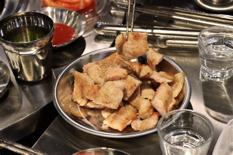 新村站著吃烤肉台中2号店│韓國首爾60年排隊老店，正宗鐵桶燒肉來台中啦 輕旅行