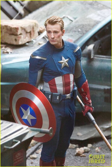 Photo Chris Evans Clean Shaven Throwback Captain America Suit 12